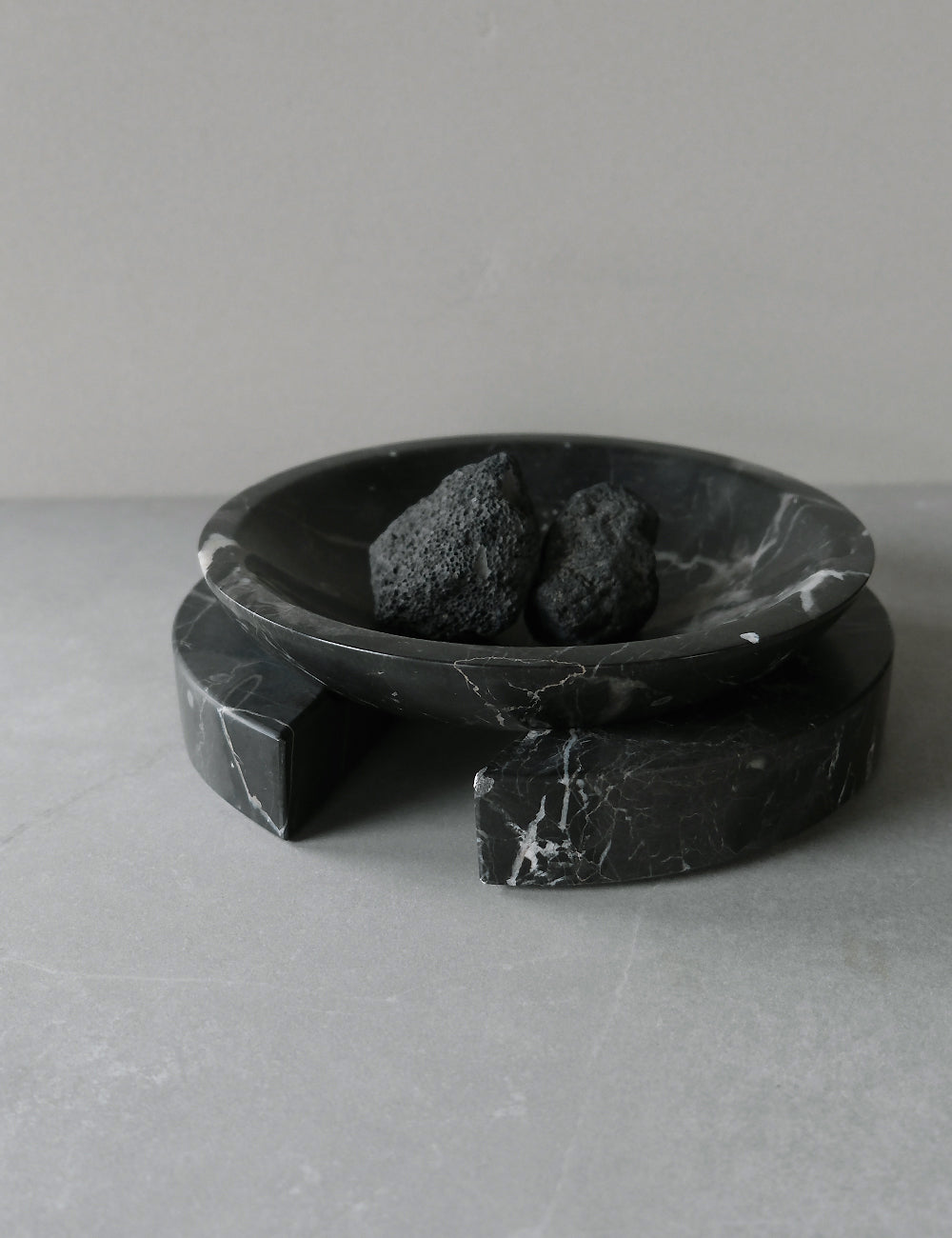 DOSE bowl in shadow black marble – BRANDT Copenhagen