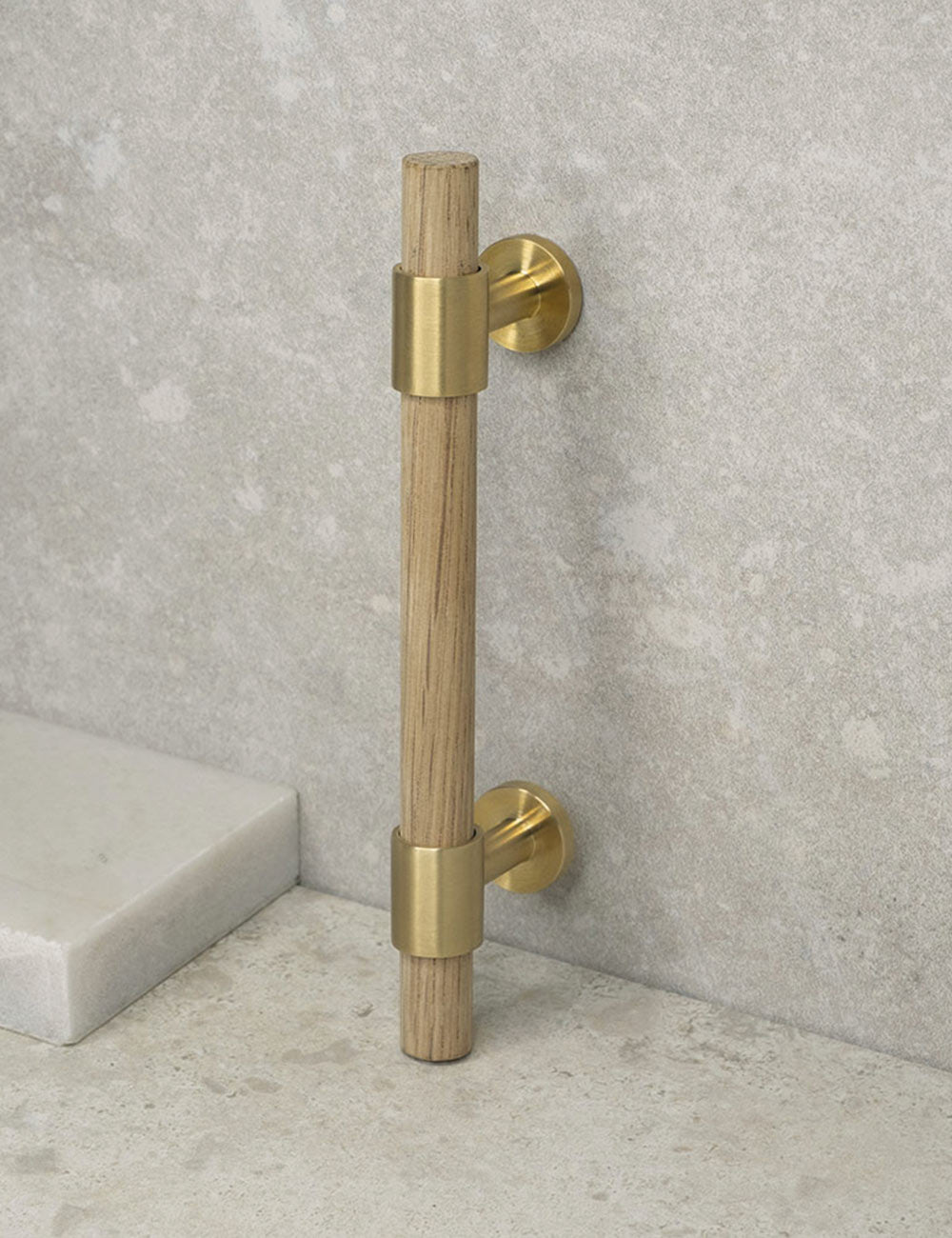 SIGNATURE 20 - pull bar 156 mm - Satin Brass / Oak – BRANDT Copenhagen