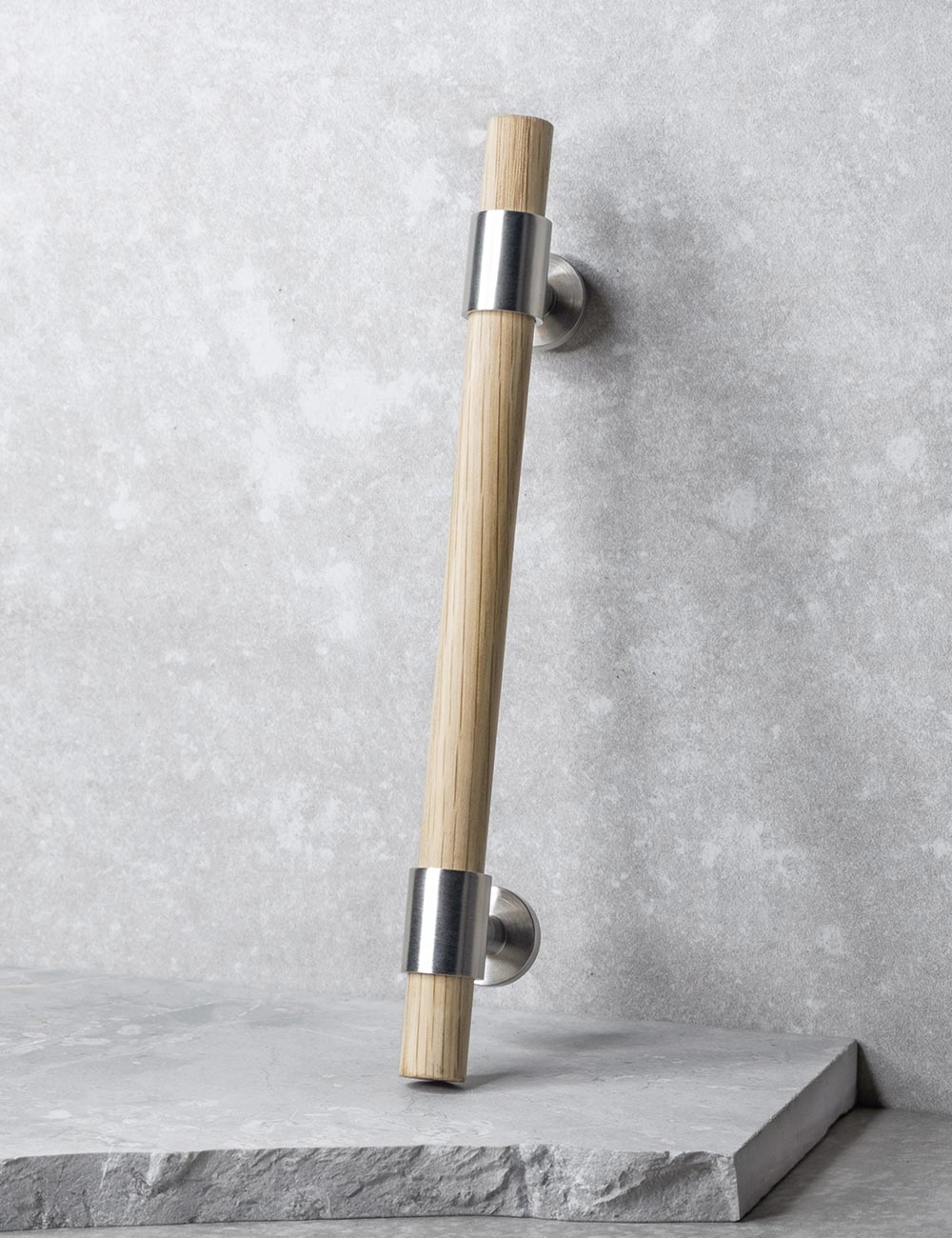 SIGNATURE 20 - pull bar 188 mm - Satin Nickel / Oak – BRANDT Copenhagen
